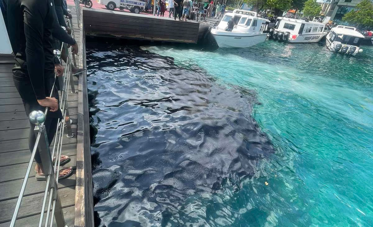 Oil spill near Izzudheen Jetty pollutes the Male' city's Jetty area