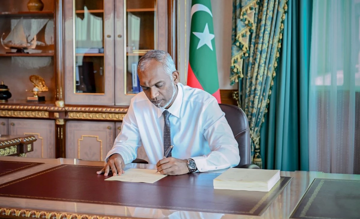 President Dr. Muizzu ratifies amendment banning e-cigarettes and...